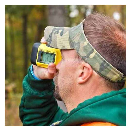 Dalmierz laserowy Nikon Forestry Pro II do pomiaru wysokości drzew.