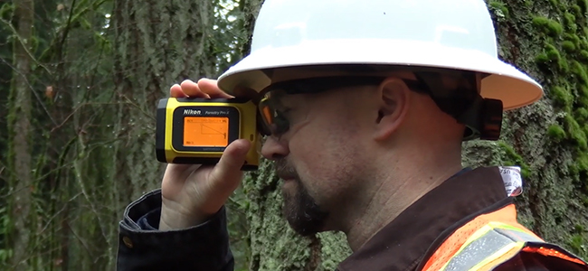 Dalmierz laserowy Nikon Forestry Pro II do pomiaru wysokości drzew.